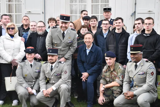 Ces futurs soldats signent leur engagement chez Stéphane Bern, à Thiron ...
