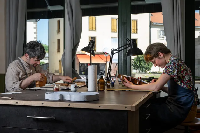 Deux luthiers à la réputation nationale trouvent leur bonheur à ...