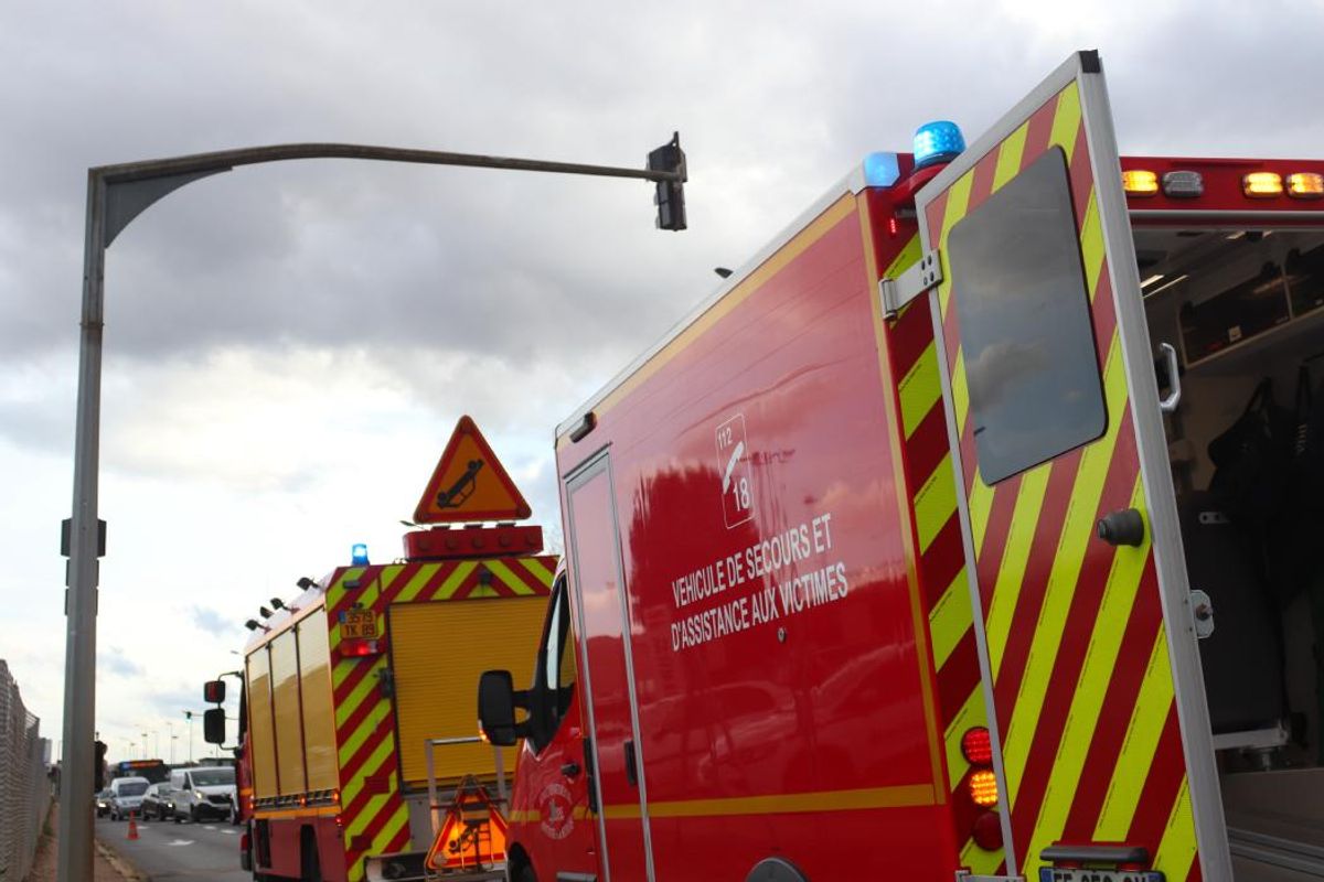 Choc frontal entre une voiture et un poids lourd à Sens : un automobiliste désincarcéré et ...