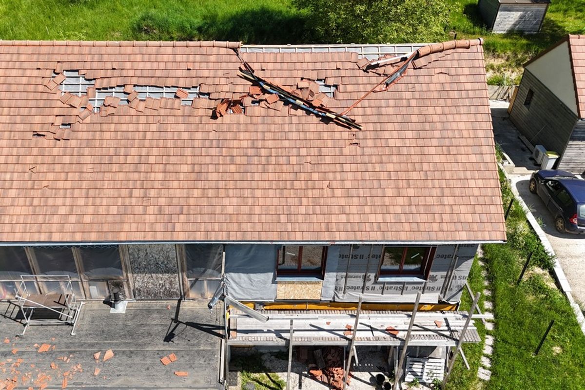 Un Icaunais retrouve son toit en partie détruit… « Je pense que c'est ...