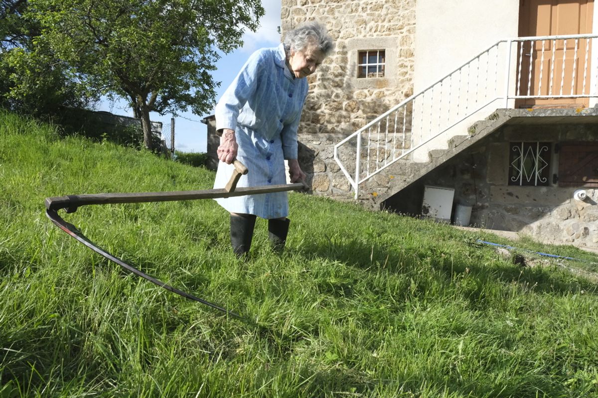 En Haute-Loire, à 92 ans, Jeanine continue de manier la faux comme à ...