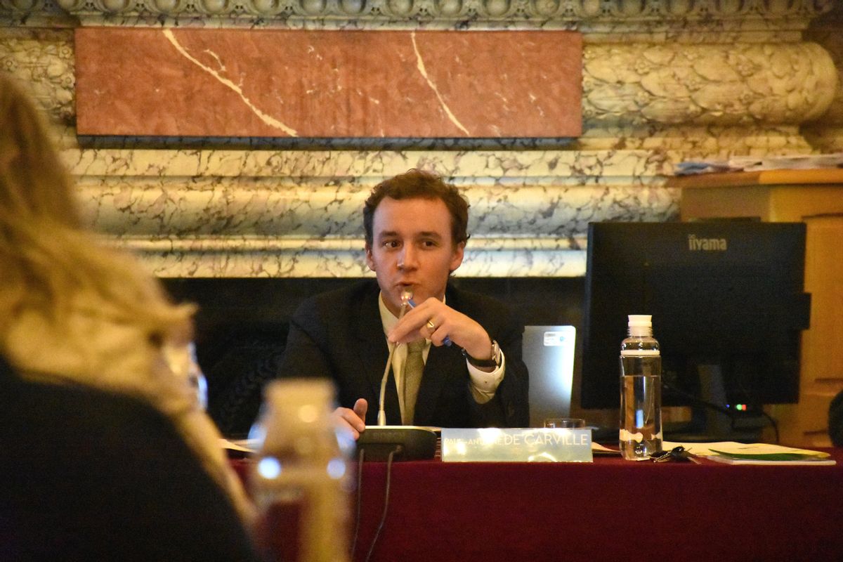 Patience, tact, humour... Comment s'est déroulé le premier conseil ...